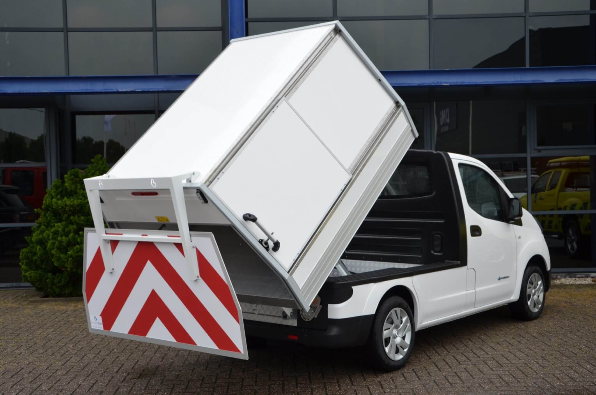 ERGO kippende veegvuilopbouw op (elektrische) chassis cabine ...