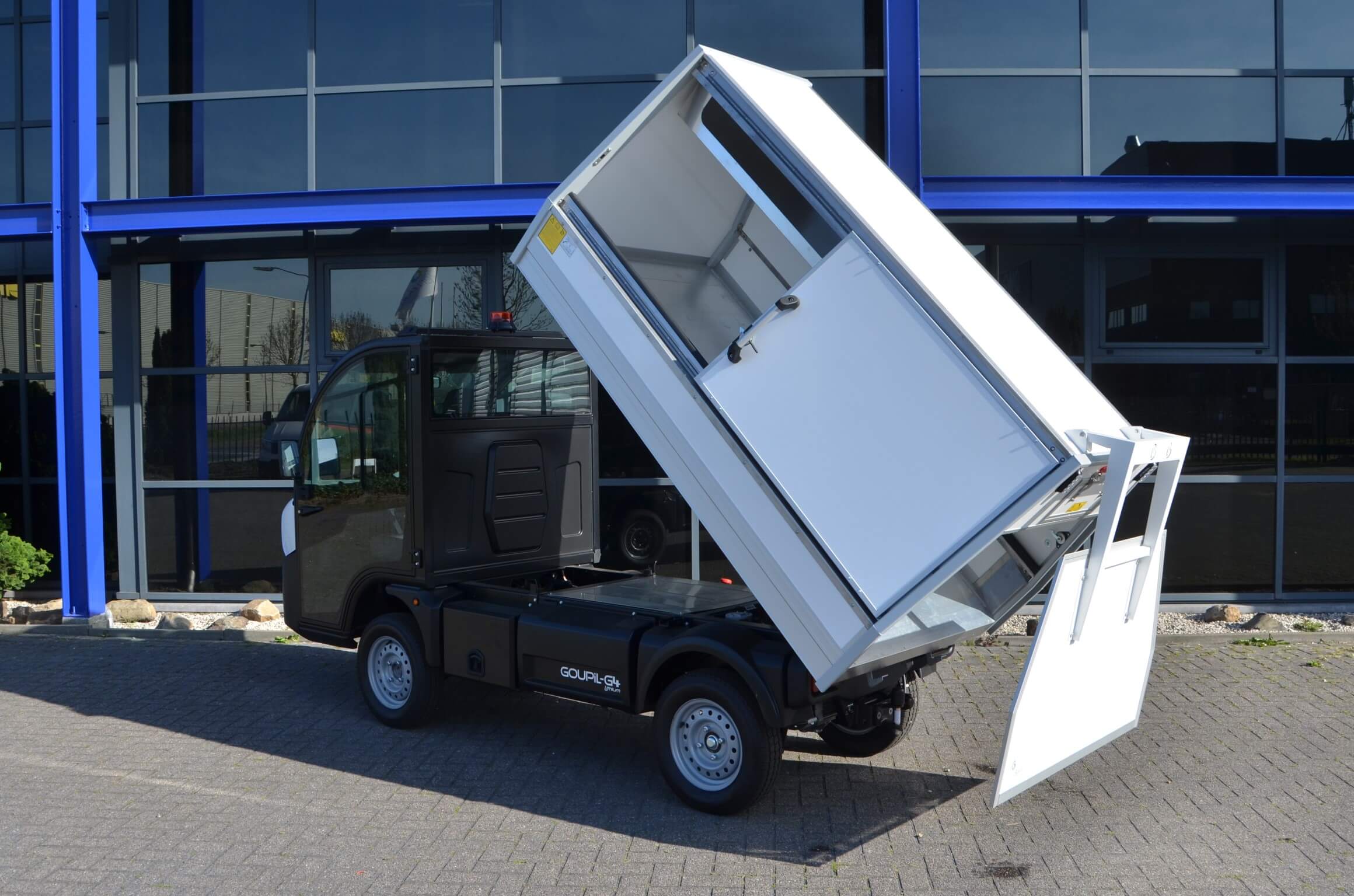 Veegvuilkipper op elektrische Goupil G4 - Van den Born Carrosserie